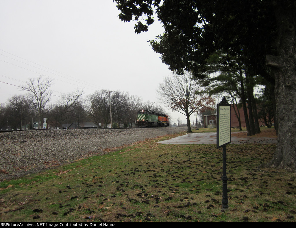 ex-BN geep leads light power away from yard!